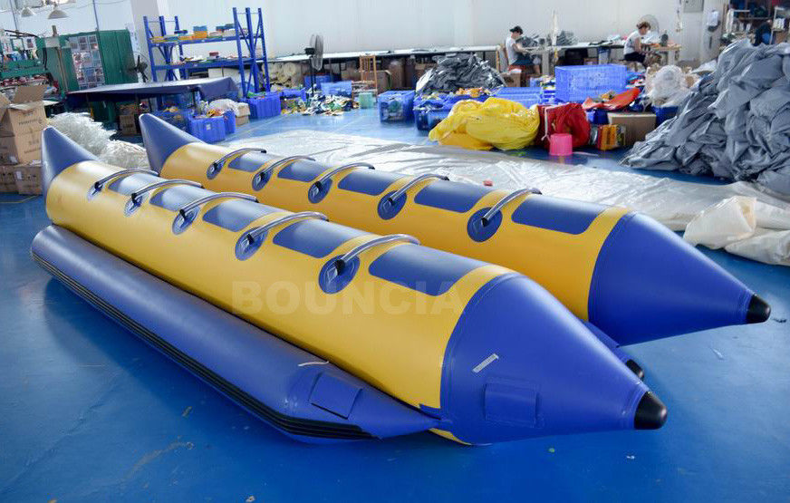 10 personas doblan el barco de plátano inflable de los tubos con la ... 10 personas doblan el barco de plátano inflable de los tubos con la ...